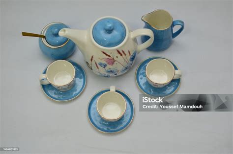 우아하고 전통적인 도자기 파란색과 흰색의 우아한 꽃 도자기 중국 세라믹 차 커피 컵과 찻주전자 및 접시 세트의 모형 디자인