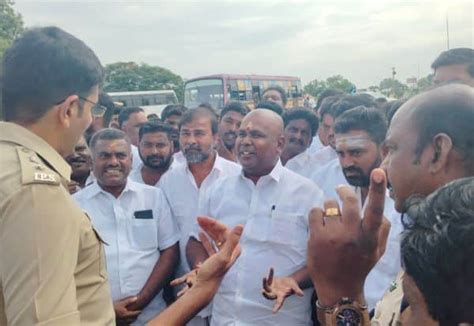 டோல்கேட்டை அகற்ற போராடிய மாஜி அமைச்சர் உதயகுமார் கைது