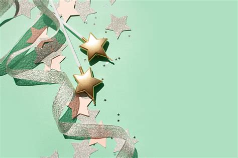 민트 배경에 별 은색과 분홍색 별의 형태로 금 양초 개념 크리스마스 새해 및 생일 플랫 레이 스타일 귀여운에 대한 스톡 사진 및 기타 이미지 Istock