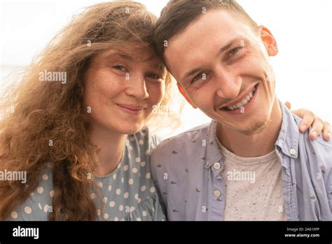 Giovane Coppia In Spiaggia Immagini E Fotografie Stock Ad Alta Risoluzione Alamy