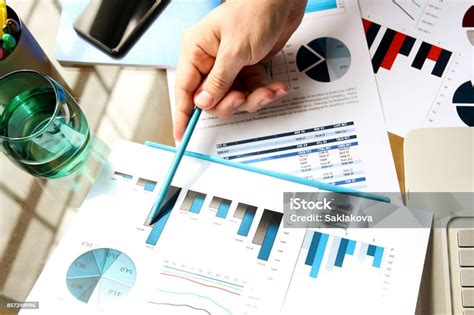 비즈니스 사람 작동 하 고 노트북에 그래프에 금융 수치 분석 Staff Meeting에 대한 스톡 사진 및 기타 이미지 Staff Meeting 가리키기 개선