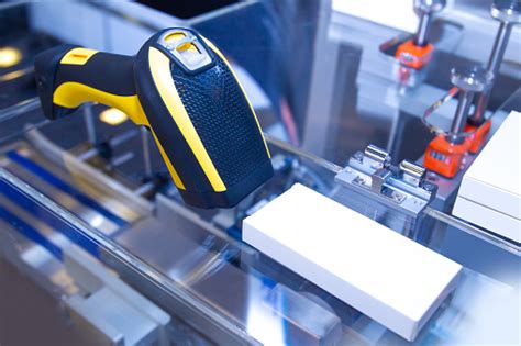 제품에 코드를 적용하고 판독하는 장치 제품 표시 바코드를 적용하고 판독하기 위한 노란색 장치 창고 상점용 장비 스카너 Qr코드에 대한 스톡 사진 및 기타 이미지 Istock