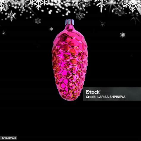 크리스마스 콘 유리 콘 검은 배경에 하얀 눈송이와 밝은 핑크 네온 새 해 장난감 크리스마스 값싼 물건 장식 개념입니다 0명에 대한 스톡 사진 및 기타 이미지 Istock