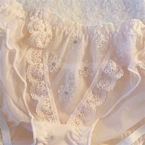 กางเกงในเซ็กซี่สไตล์ญี่ปุ่นสำหรับผู้หญิงลูกไม้เดซี่เล็กน่ารักขอบลูกไม้ซีทรูสวยหวานผู้หญิงเอวต่ำ