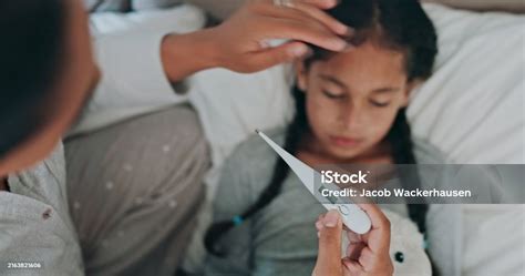 체온계 아픈 사람과 집에 아이가 있는 엄마가 침대에서 독감 감기 또는 알레르기 회복을 위해 질병 체온 및 엄마는 가족 집에서 치료를 위해 침실에서 여자 아이의 열을