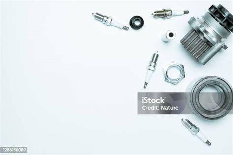 예비 부품 흰색 배경에 자동차 정비사 예비 또는 자동차 조각 새로운 금속 자동차 부품세트 평평한 평지 상단 보기 복사 공간 강철에 대한 스톡 사진 및 기타 이미지 Istock