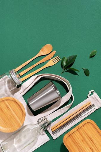 면 가방 유리 항아리 병 금속 컵 마시는 빨대 대나무 칼붙이 및 녹색 배경에 상자 지속 가능한 라이프 스타일 폐기물 제로 플라스틱 무료 쇼핑 개념 환경 보전에 대한 스톡