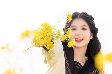 秋季油菜花春季郊游少女人物摄影图下载编号530757502372025664 设图网