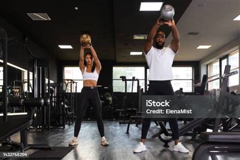 체육관에서 운동 수업 중 아령을 들어 올리는 데 초점을 맞춘 피트니스와 근육질의 커플 2명에 대한 스톡 사진 및 기타 이미지 2명 렌즈 플레어 미소 Istock