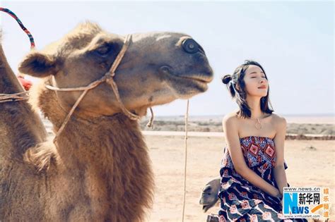Jiang Yiyan Poses For Photo Shoot In The Desert China Entertainment News Poses For Photos
