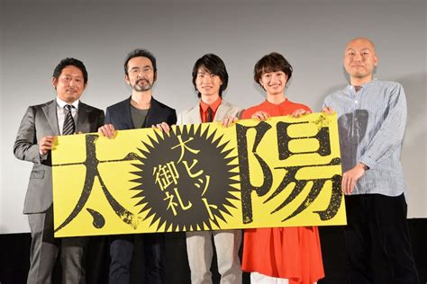 「太陽」公開初日舞台挨拶にて、左から入江悠、古舘寛治、神木隆之介、門脇麦、前川知大。 神木隆之介と古舘寛治「一緒に将棋指した」と仲良し秘話