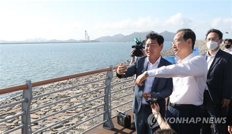 한덕수 총리 새만금 신항만 현장방문 연합뉴스
