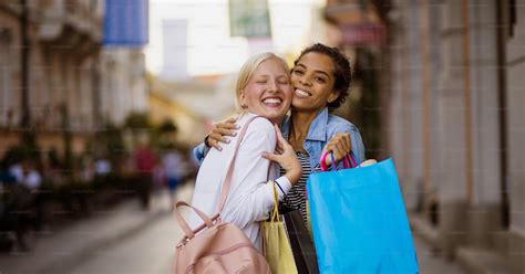 쇼핑백을 들고 거리에 있는 세 명의 여성 사진 Unsplash의 가방 이미지