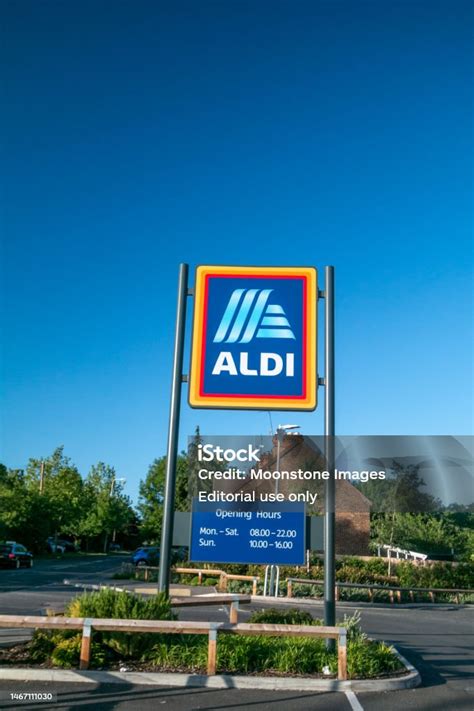 영국 켄트의 세븐오크스에 있는 오트포드 로드의 Aldi 슈퍼마켓에 표지판을 놓으십시오 건물 정면에 대한 스톡 사진 및 기타