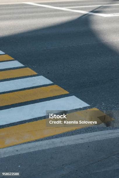 도시에서 보행자 Bacground 흰색과 노란색 횡단 보도입니다 도 표시 거리에 대한 스톡 사진 및 기타 이미지 거리 건널목 고속도로 Istock