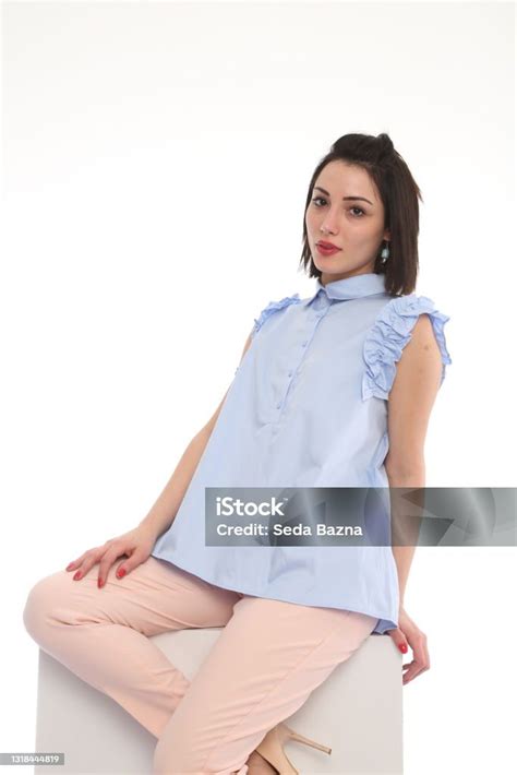 젊은 아름다운 여자 에 블라우스 과 청바지 앞 의 흰색 배경 25 29세에 대한 스톡 사진 및 기타 이미지 25 29세 사람들 사진 이미지 Istock