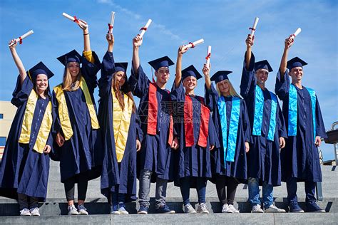 毕业日轻的毕业生们站大学大楼前高清图片下载 正版图片300563747 摄图网