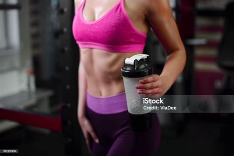 여자의 초상화 가까이 하는 단백질 쉐이 커를 들고와 서 체육관 여자에 대한 스톡 사진 및 기타 이미지 여자 한 명의 여자만 흔듦 Istock