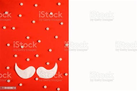 빨간색 배경에 산타 클로스와 흰색 공의 흰색 힙스터 콧수염 크리스마스 장식입니다 겨울 휴가 개념입니다 크리스마스 카드입니다 공간을 복사합니다 0명에 대한 스톡 사진 및 기타
