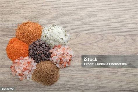 나무 테이블에 소금의 다른 종류 상단보기 텍스트를 위한 공간 0명에 대한 스톡 사진 및 기타 이미지 0명 건강한 생활방식 건강한 식생활 Istock
