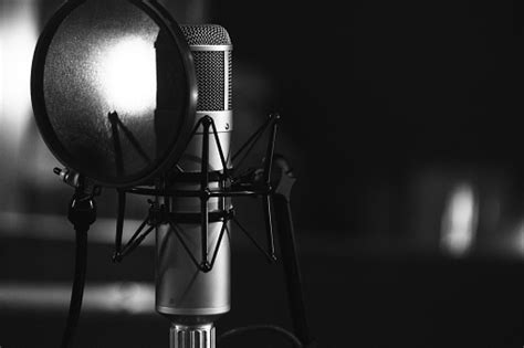 녹음 스튜디오의 스탠드에 보컬 마이크 고대비 닫습니다 복사 공간 0명에 대한 스톡 사진 및 기타 이미지 0명 고대비 공연