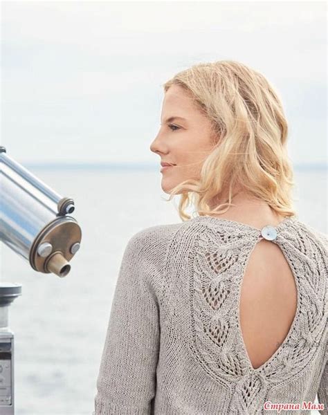 Спереди джемпер выглядит скромным но на спинке модели пикантный глубокий вырез обрамленный