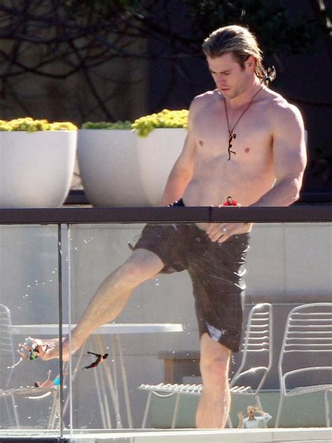 Chris Hemsworths Tiny Problem By Tophattimelord On Deviantart