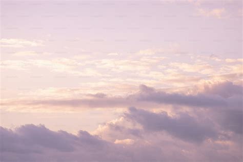 구름을 배경으로 하늘을 나는 비행기 사진 Unsplash의 해질녘 이미지