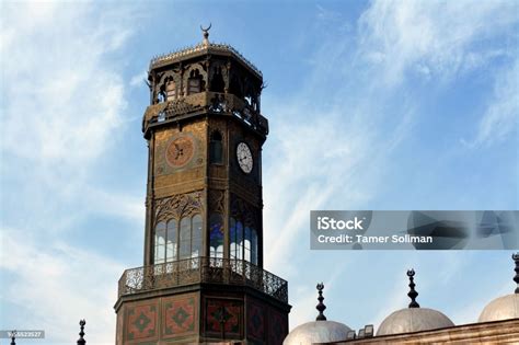 무하마드 알리 파샤의 위대한 모스크 또는 카이로 성채의 설화 석고 모스크 살라 엘 딘 성 카이로의 시계탑 성채 시계는 수십 년 동안 이집트 최초의 공개 똑딱 시계입니다 0