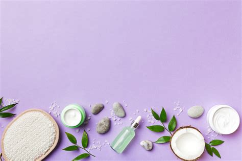 코코넛 오일 항아리와 컬러 배경에 화장품 크림이 들어간 코코넛 상단 보기 텍스트를위한 여유 공간 천연 스파 코코넛 화장품 및