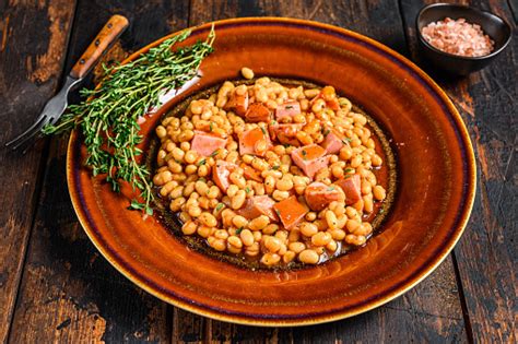 훈제 소시지와 토마토 소스를 접시에 곁들인 신장 콩 어두운 나무 배경 위쪽 보기 0명에 대한 스톡 사진 및 기타 이미지 0명 강낭콩 고기 Istock