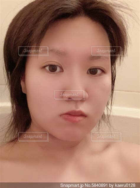 半身浴中の女性の写真・画像素材[5840891] Snapmart（スナップマート）