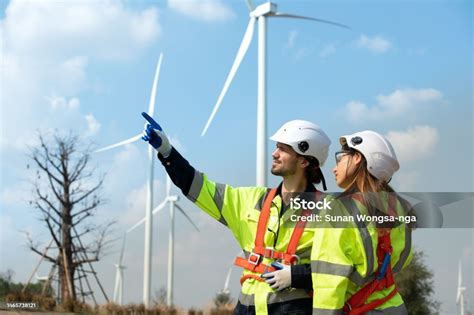 자연 에너지 풍력 터빈 현장에 주둔하는 남녀 엔지니어 풍력 에너지를 전기로 변환하는 주요 풍력 터빈 운영에 대한 일일 감사 작업 남자에 대한 스톡 사진 및 기타 이미지
