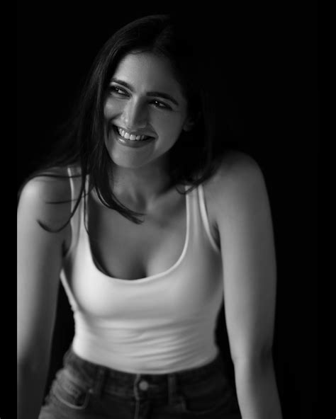 Simran Choudhary క్యూట్ గా నవ్వుతూ తన అందాలతో వలవేస్తున్న సిమ్రాన్