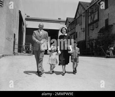 Maureen Osullivan With Her Daughter Mia Farrow Circa 1950 File