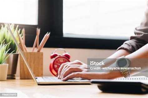 사무실 비즈니스 개념에서 비즈니스 데이터 회계 문서 및 계산기를 계산하기 위해 랩톱 컴퓨터에서 작업하는 사업가 또는 회계사 손 의 닫기 개념에 대한 스톡 사진 및 기타