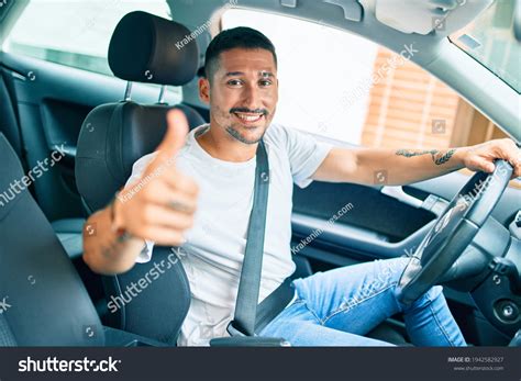 664 615 Imágenes De Persona Manejando Feliz Imágenes Fotos Y Vectores De Stock Shutterstock