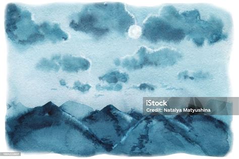 안개가 자욱한 산 달 밤에 구름이 있는 풍경 손으로 그린 수채화 일러스트레이션 종이 클로즈업 디자인 배경 템플릿 엽서 커버 0명에 대한 스톡 벡터 아트 및 기타 이미지