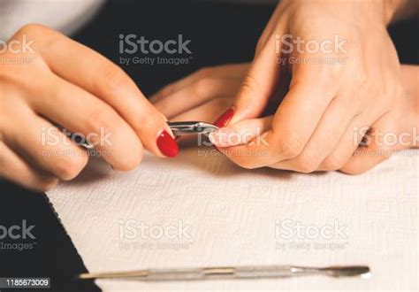 여자는 매니큐어를 만들고있다 집에서 살롱 절차 아름다운 손과 손톱 가꿔주기에 대한 스톡 사진 및 기타 이미지 가꿔주기 건강한 생활방식 깨끗한 Istock