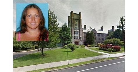 Учителка спала с шестима ученици в замяна на оценки и извинени отсъствия