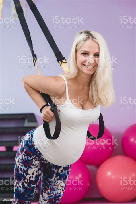 젊은 임신 매력적인 여자 체육관의 스튜디오에서 Trx 피트 니스 스트랩과 훈련 강사에 대한 스톡 사진 및 기타 이미지 강사