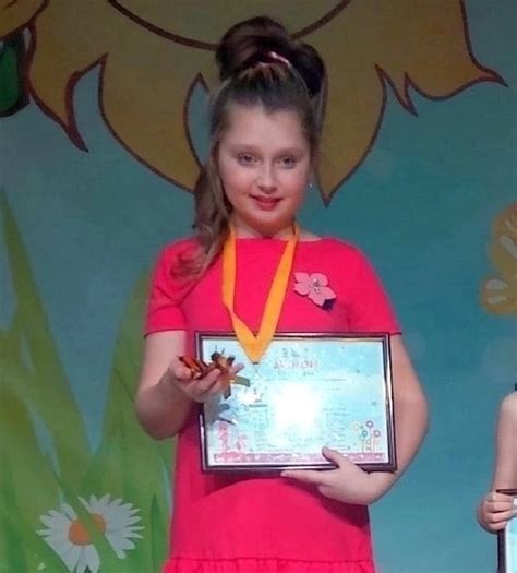 СТУДИЯ СОЛЬНОГО ПЕНИЯ • ДОСТИЖЕНИЯ Юная вокалистка народного самодеятельного коллектива Студия