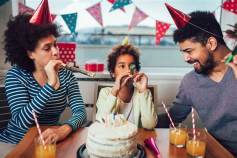 Fam Lia Que Comemora Um Anivers Rio Junto Em Casa Foto De Stock Imagem De Africano Casa