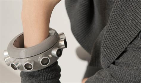 Команда американских ученых изобрела браслет-глушилку микрофонов | Техкульт