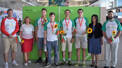 Златните ни ученици по география се прибраха с 4 медала от Международната олимпиада в Индонезия