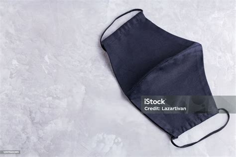 궁극의 회색 배경에 얼굴 보호 마스크 검은 면으로 만든 바이러스 백신 마스크 독감과 바이러스로부터 보호하기 위해 검은 얼굴 수제 마스크 공간을 복사합니다 위쪽 보기 0명에