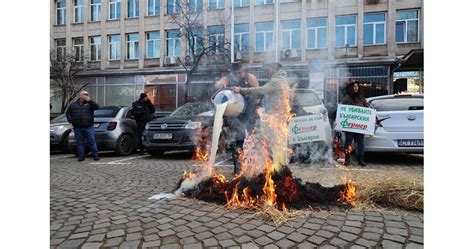 Фермери на протест сега със слама и мляко след 1 седмица блокират държавата Обзор