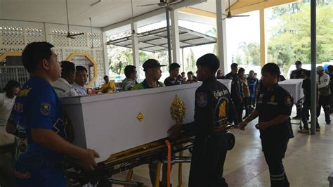 คลิป กู้ภัยจัดรถรับส่งร่าง 19 ศพ เหยื่อรถบัสทัศนศึกษาพลิกคว่ำทางลงเขาโทน ปราจีนฯ กลับ บึงกาฬ