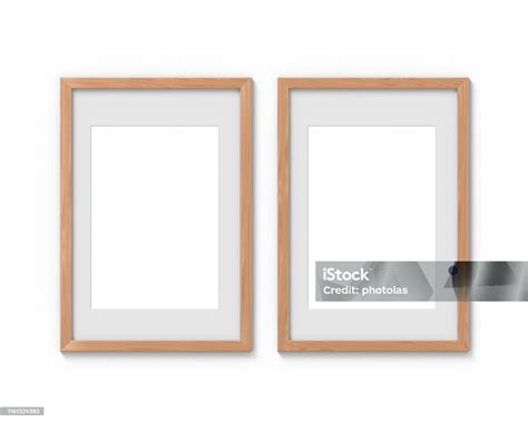 벽에 걸려 있는 테두리가 있는 2개의 수직 나무 프레임 모형 세트 그림이나 텍스트의 빈 베이스입니다 3d 렌더링 0명에 대한 스톡 사진 및 기타 이미지 Istock