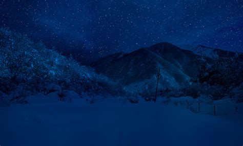 보름달 밤에 눈 덮인 숲을 통해 산 도로 달과 별과 어두운 푸른 하늘의 경치 밤 겨울 풍경 0명에 대한 스톡 사진 및 기타 이미지 Istock